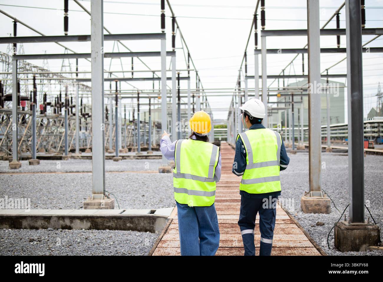 People wearing safety vests hi-res stock photography and images - Alamy