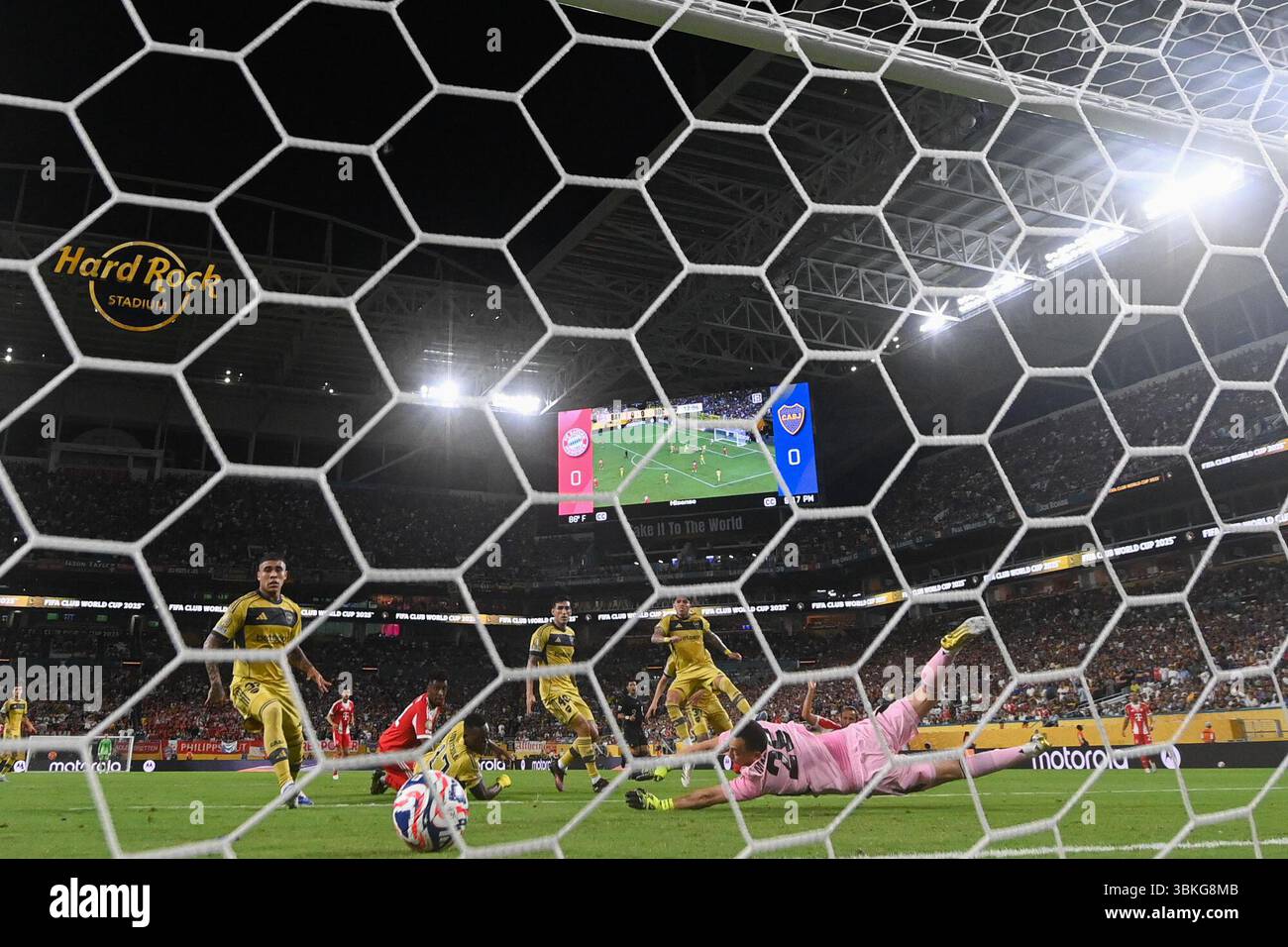 (250621) -- MIAMI, June 21, 2025 (Xinhua) -- Agustin Marchesin (Bottom ...