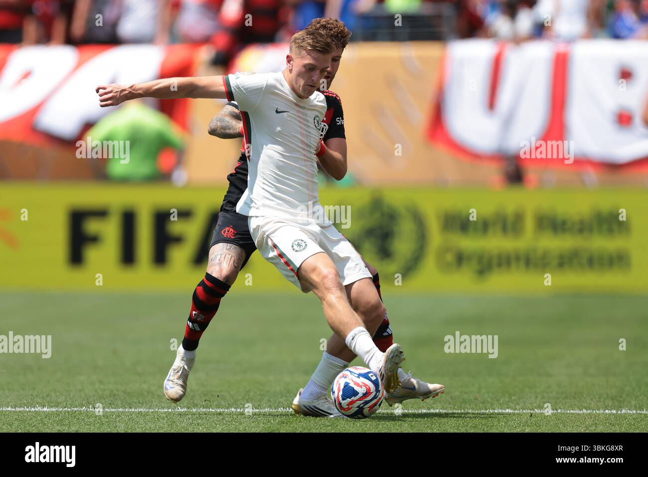 Philadelphia, USA, 20th June 2025. Leo Pereira of CR Flamengo tussles with Liam Delap of Chelsea ...