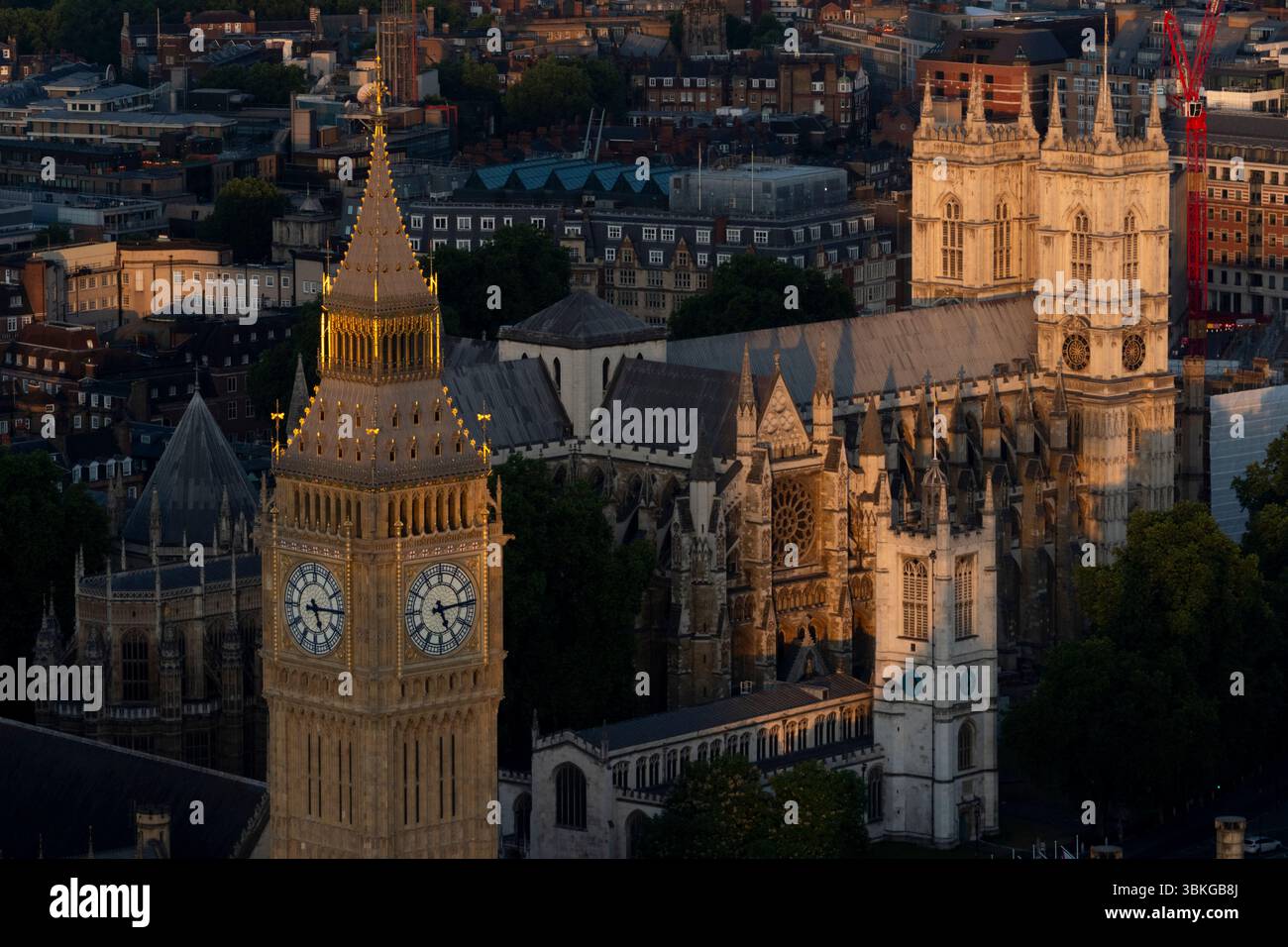 The sun rises over the houses of parliament in london, viewed from a ...