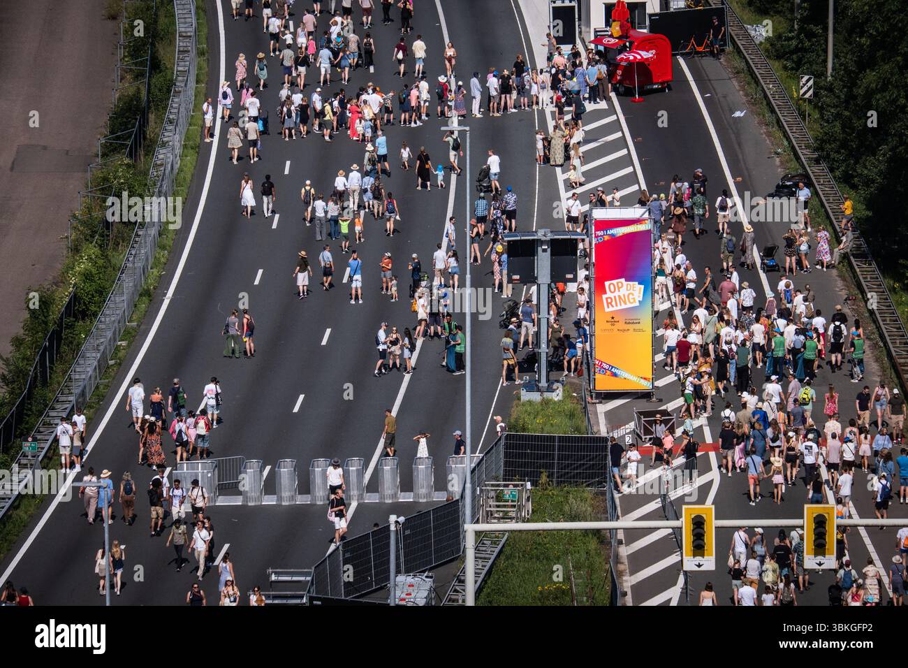 AMSTERDAM - The first festival goers on the car-free Ring A10 where the ...