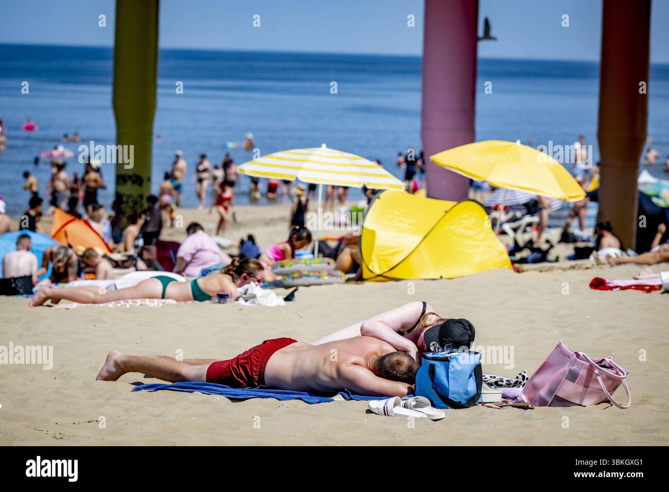 DEN HAAG - People on the beach in Scheveningen at the beginning of ...