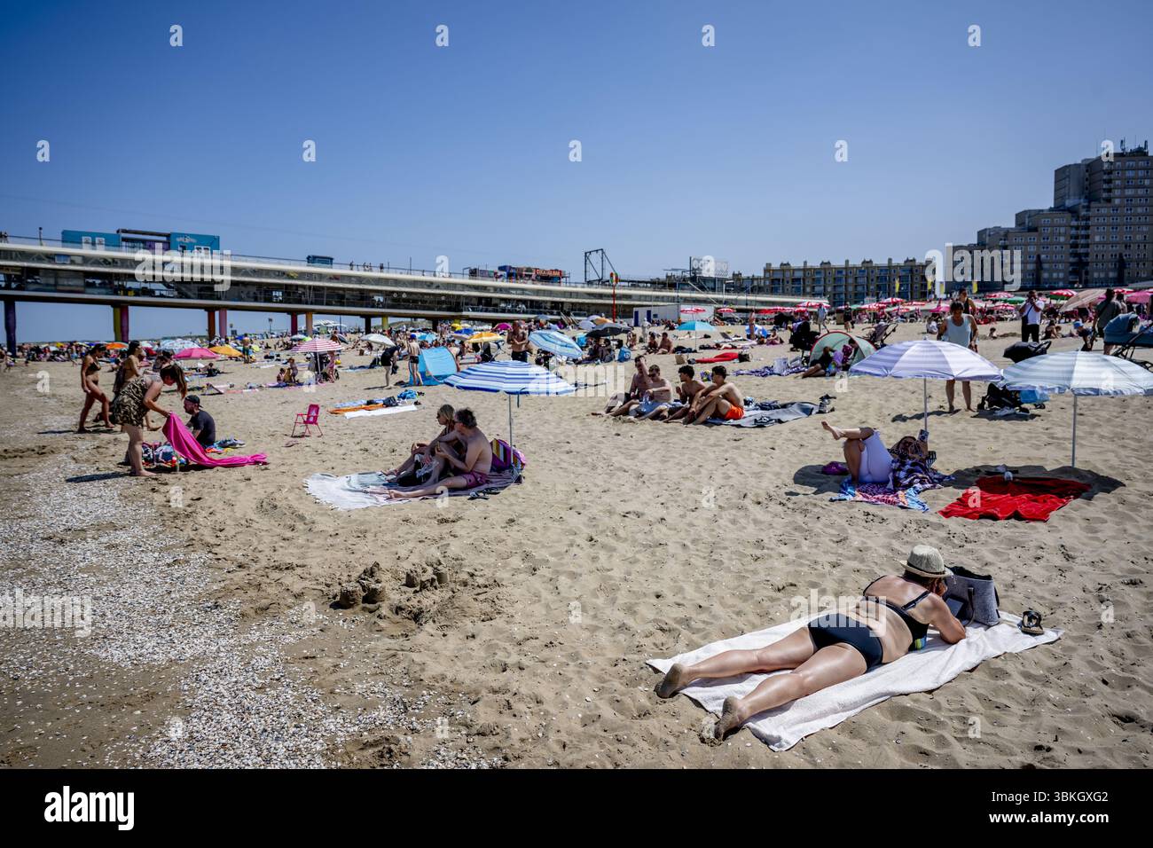 DEN HAAG - People on the beach in Scheveningen at the beginning of ...