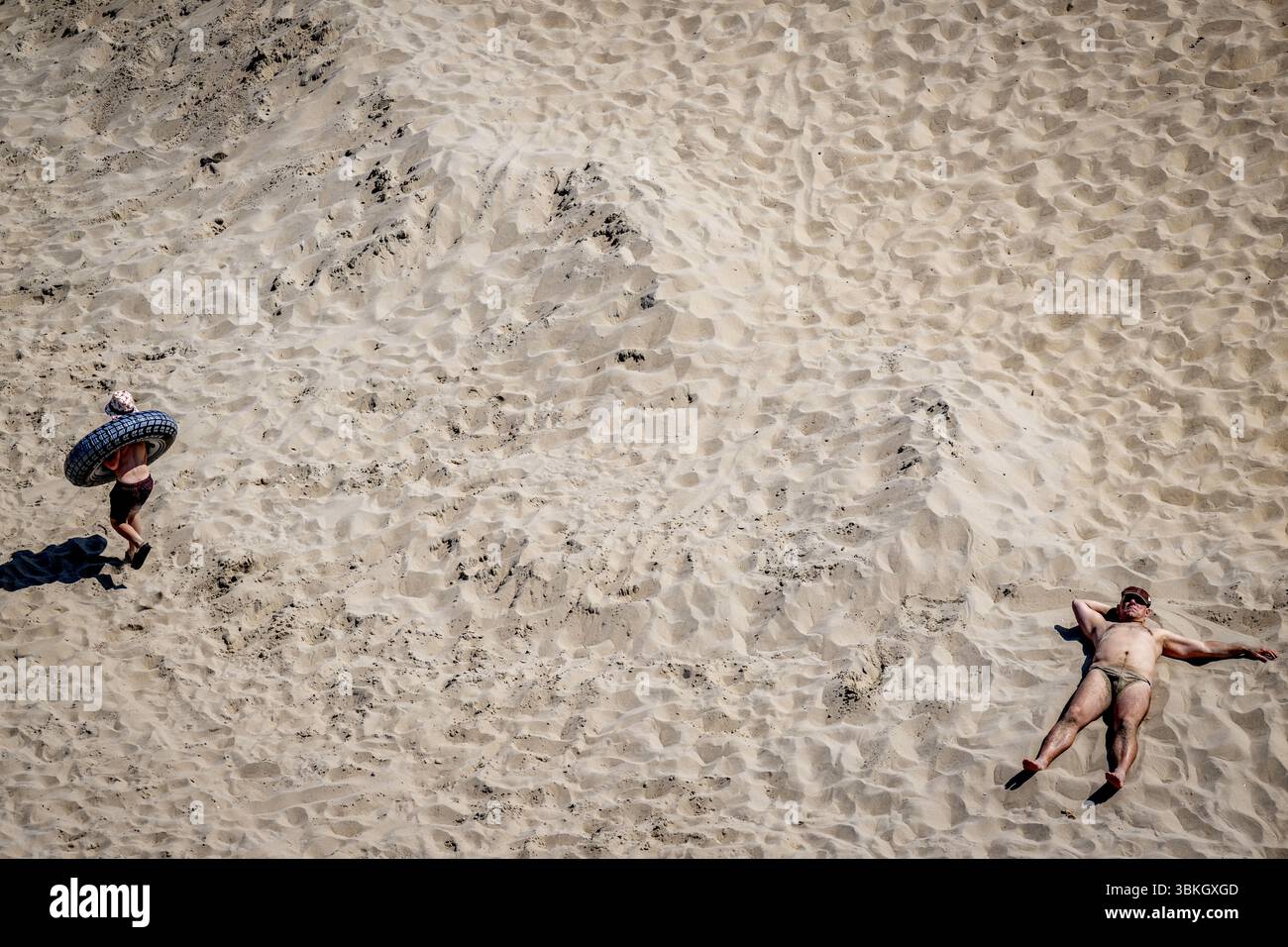 DEN HAAG - People on the beach in Scheveningen at the beginning of ...