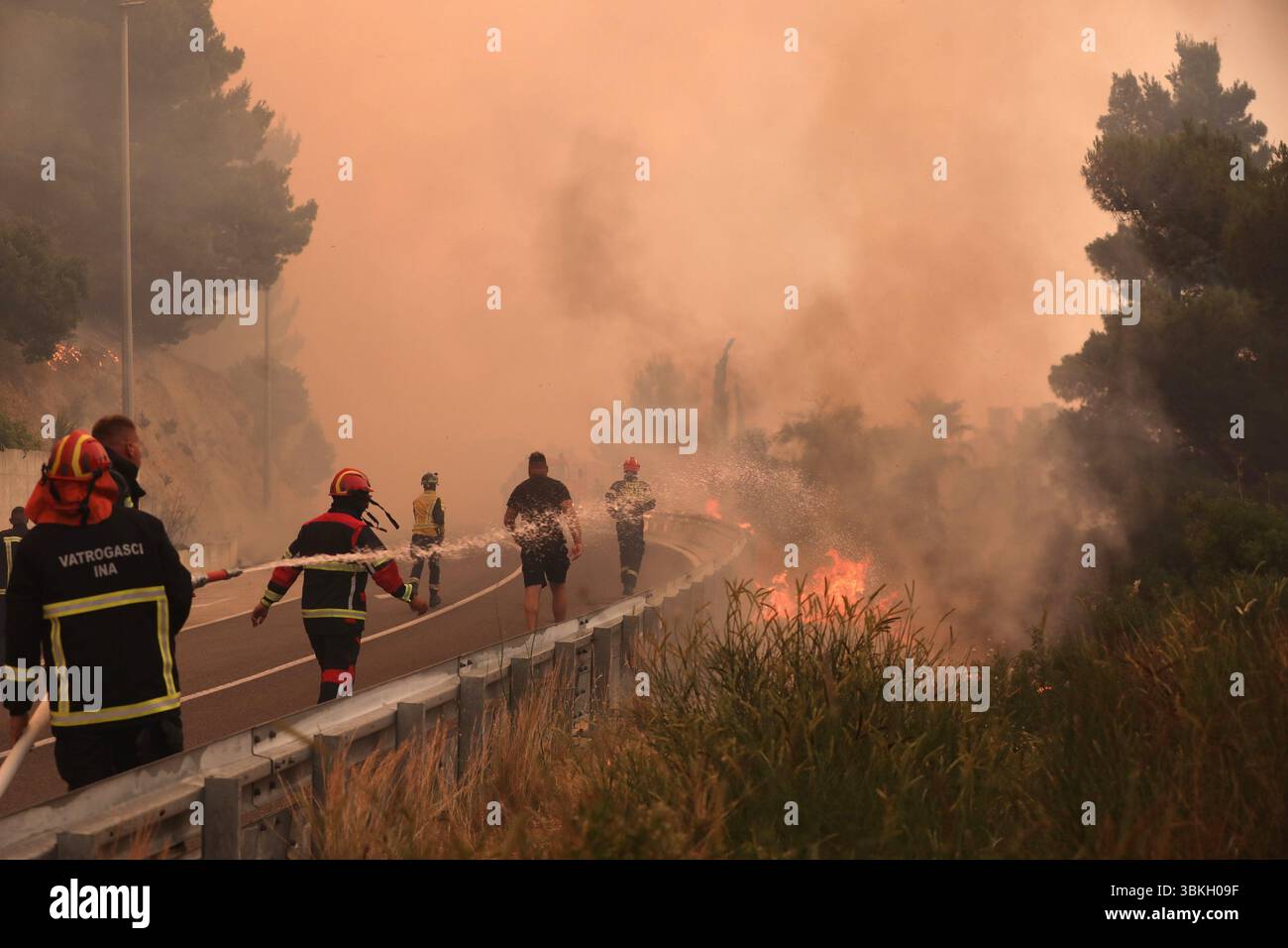 (250621) -- PISAK, June 21, 2025 (Xinhua) -- Firefighters spray water ...