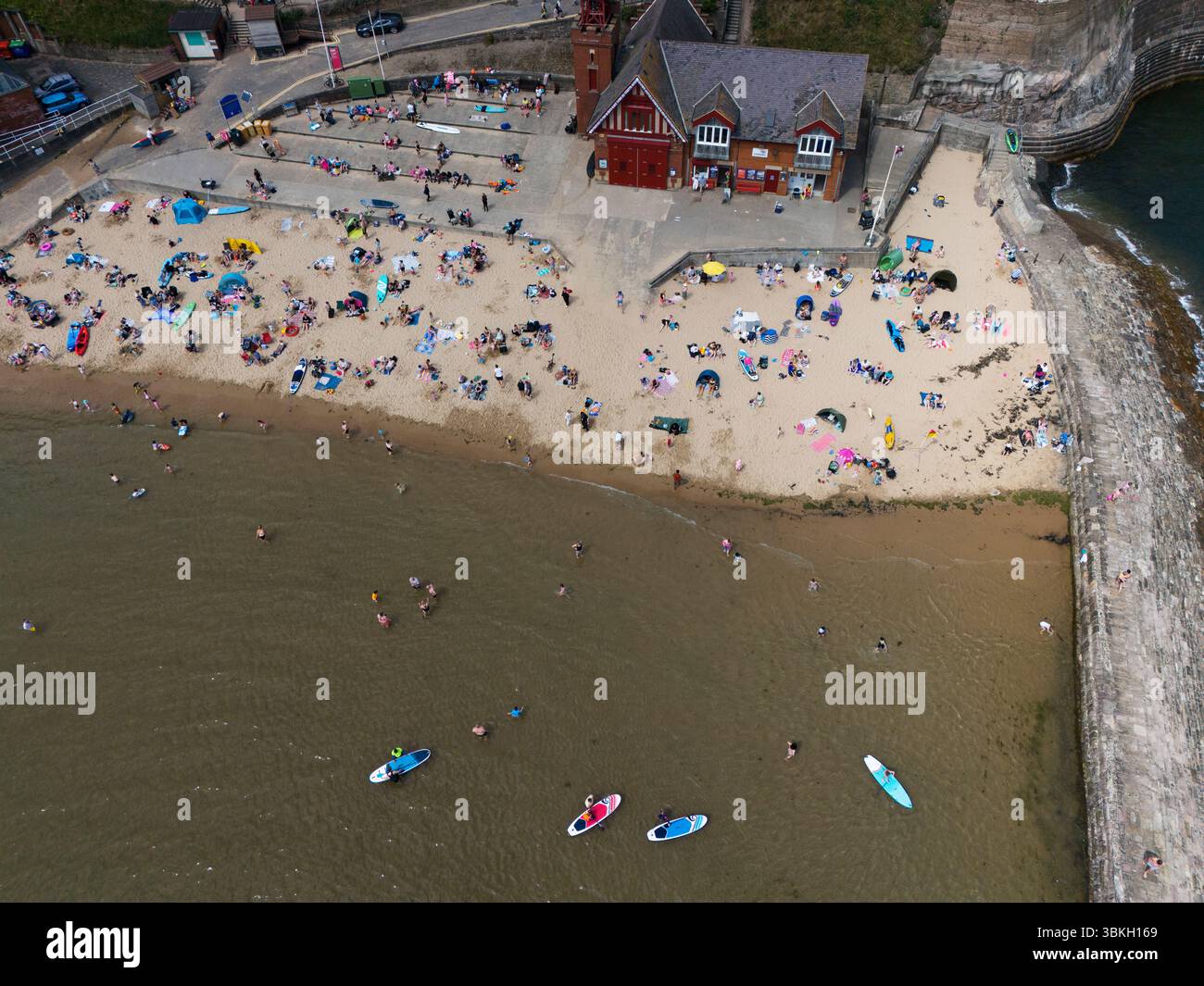 June 21 2025 people hi-res stock photography and images - Alamy