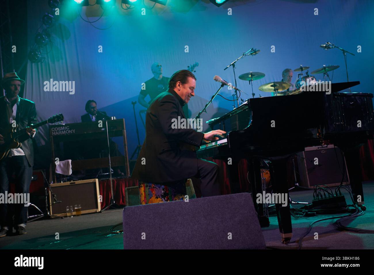Squeeze band jools holland hi-res stock photography and images - Alamy
