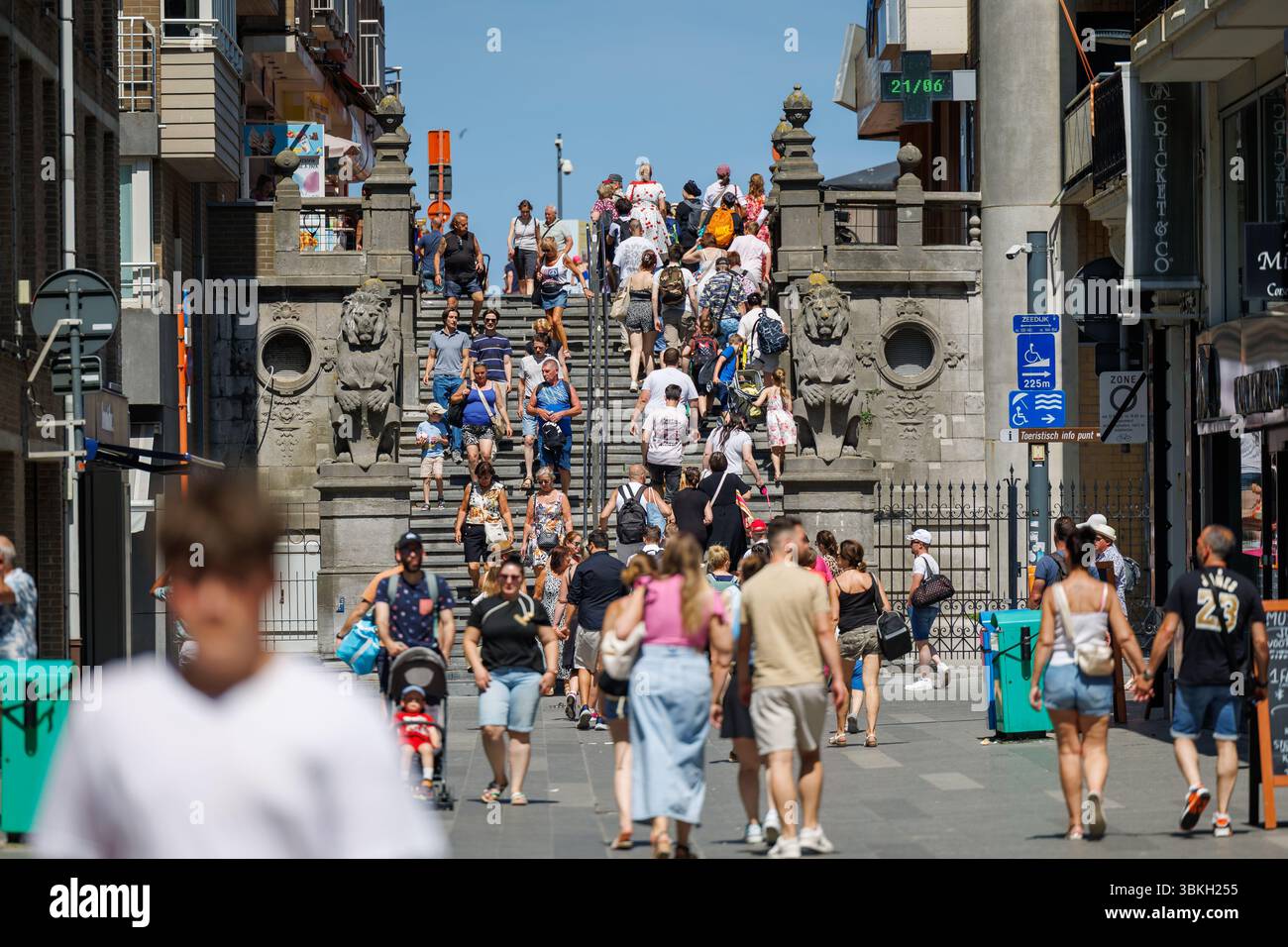 Blankenberge, Belgium. 21st June, 2025. tourists pictured at the ...