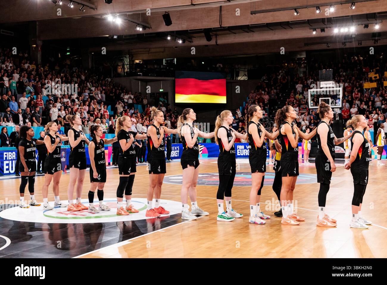 Die deutsche Nationalmannschaft w?hrend der Hymne Alexis Peterson ...