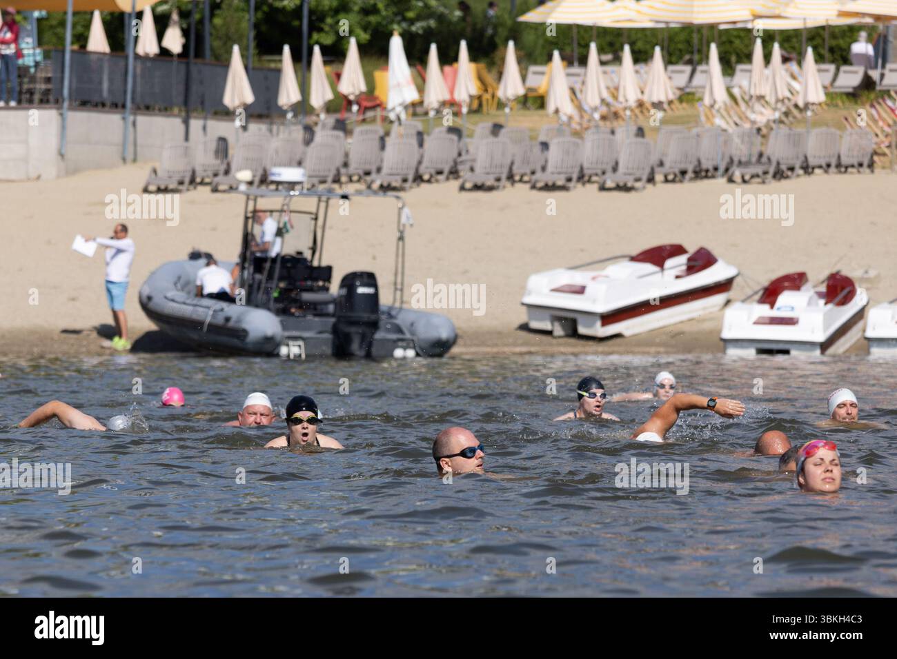 Budapest. 21st June, 2025. Participants swim across the bay at Buda ...