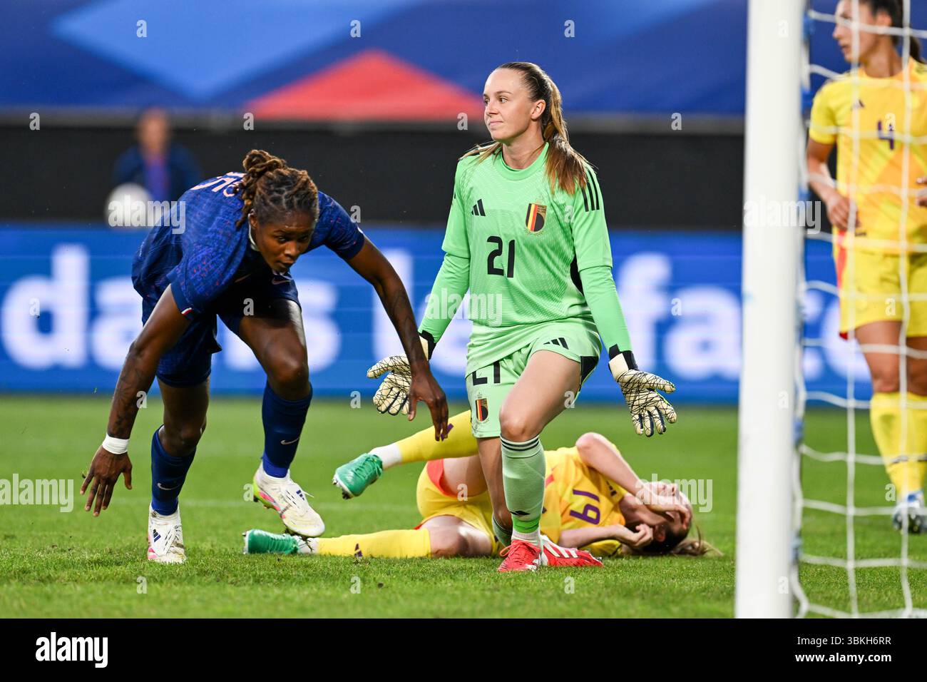 Valenciennes, France. 20th June, 2025. Kelly Gago (15) of France ...