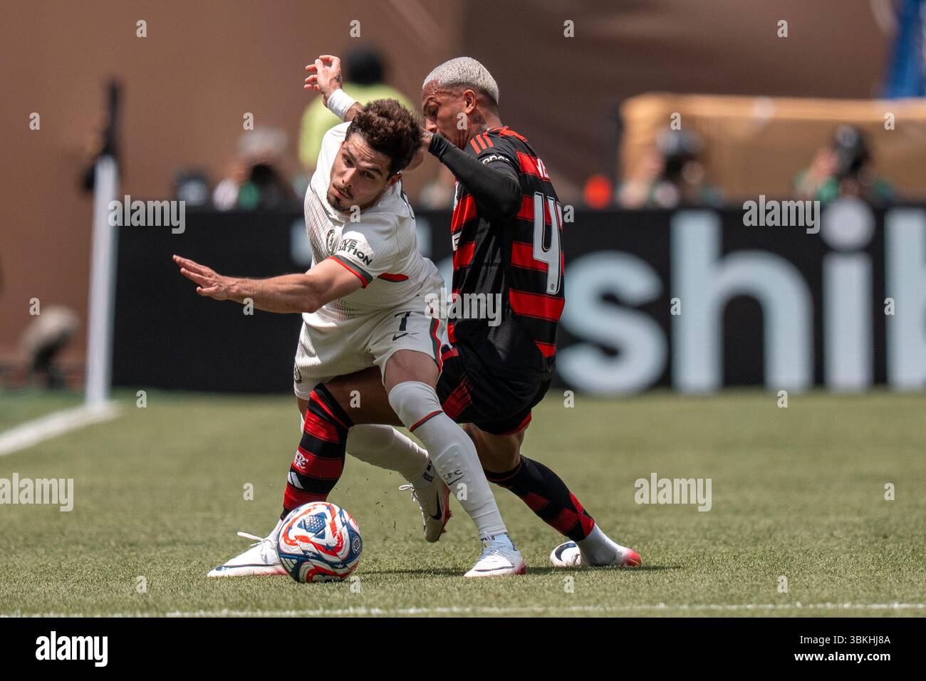 Chelsea's Pedro Neto, left, goes after the ball against Flamengo's ...
