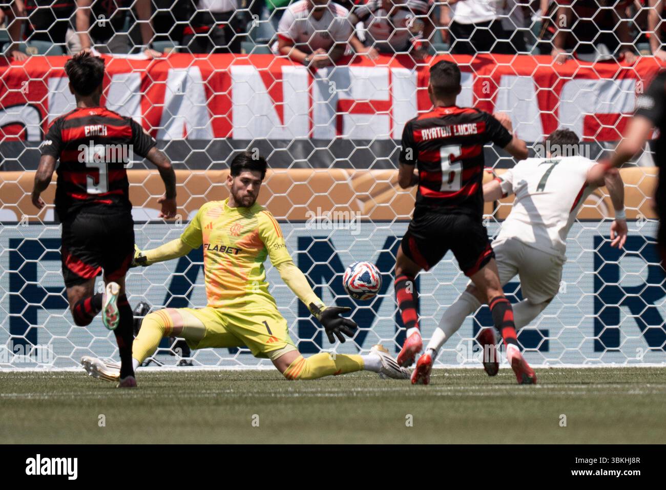 Chelsea's Pedro Neto, right, comes in to score a goal against Flamengo ...