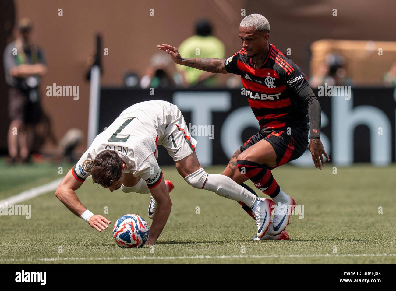 Chelsea's Pedro Neto, left, goes after the ball against Flamengo's ...