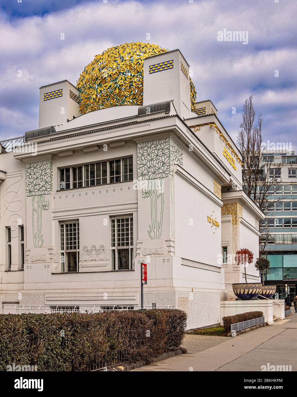 The secession building art museum hi-res stock photography and images ...