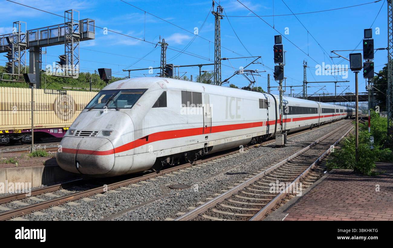 Eisenbahnverkehr in Kassel-Wilhelmshöhe. Intercity Express Zug ICE ...