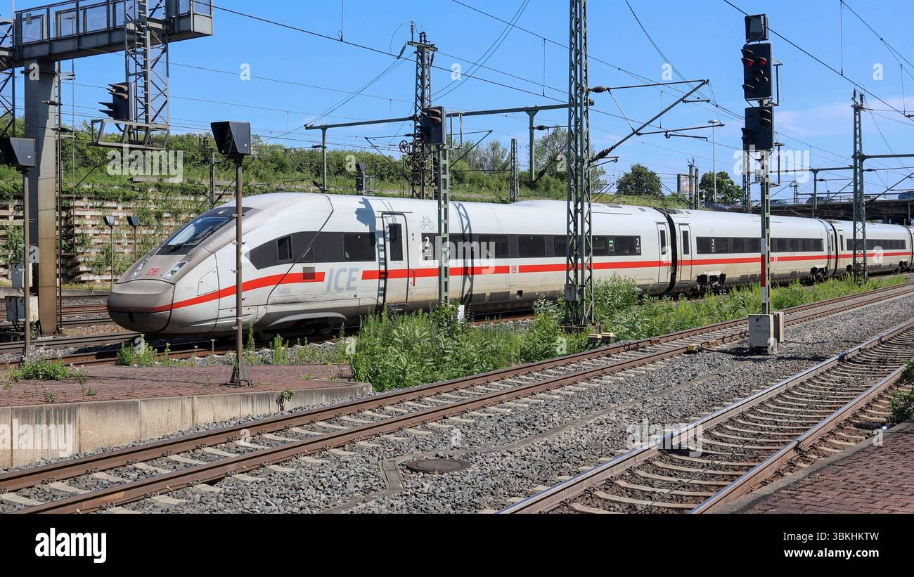 Eisenbahnverkehr in Kassel-Wilhelmshöhe. Intercity Express Zug ICE ...