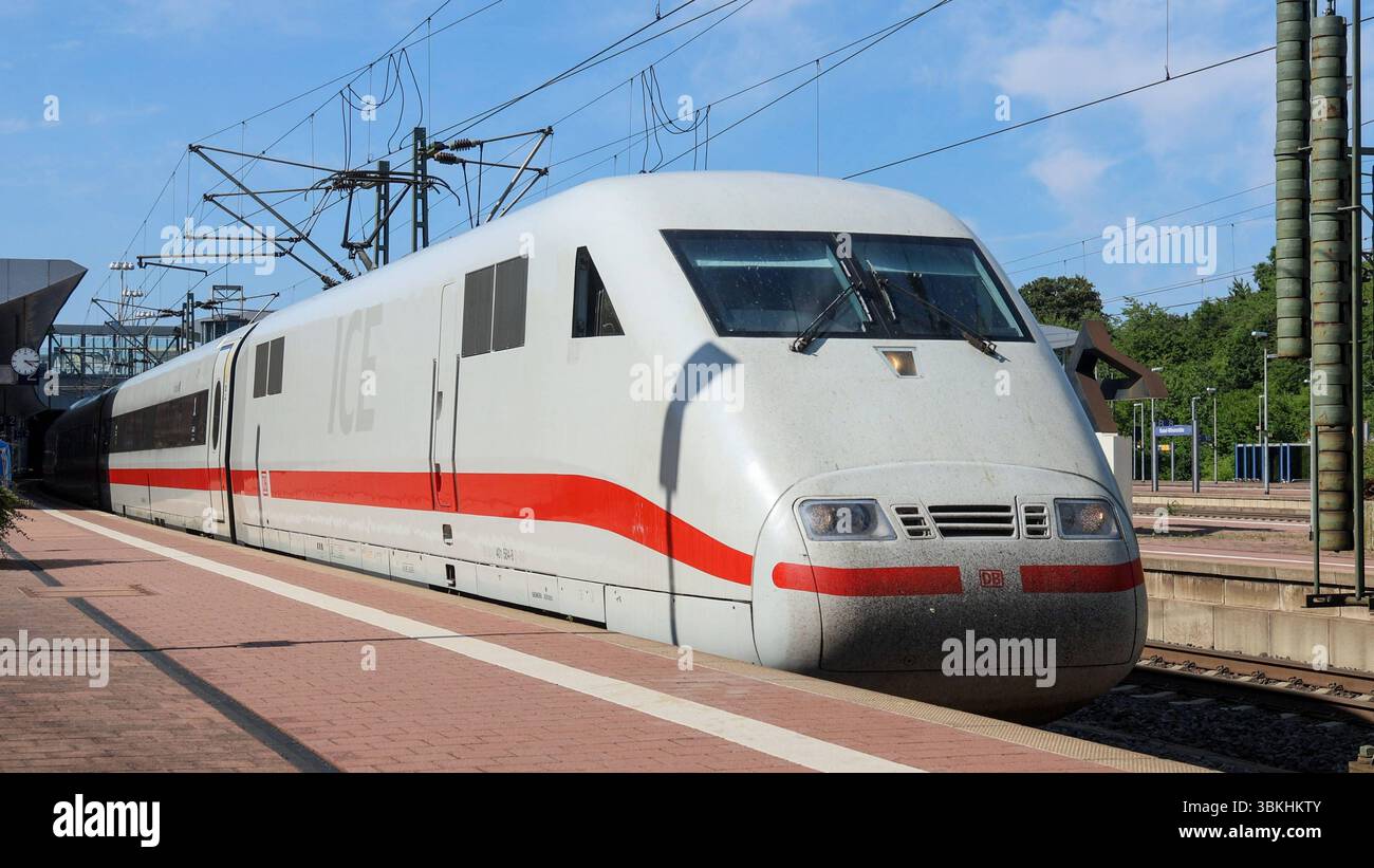Eisenbahnverkehr in Kassel-Wilhelmshöhe. Intercity Express Zug ICE ...