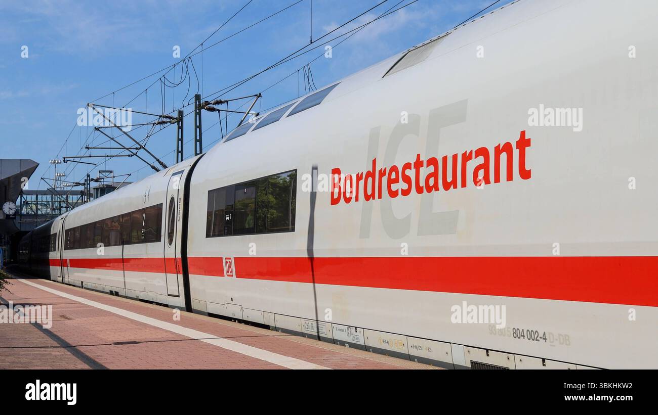 Eisenbahnverkehr in Kassel-Wilhelmshöhe. Intercity Express Zug ICE ...