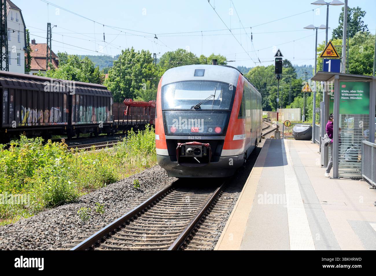 Eisenbahnverkehr in Hann. Münden. Regionalexpress Zug der Deutschen ...