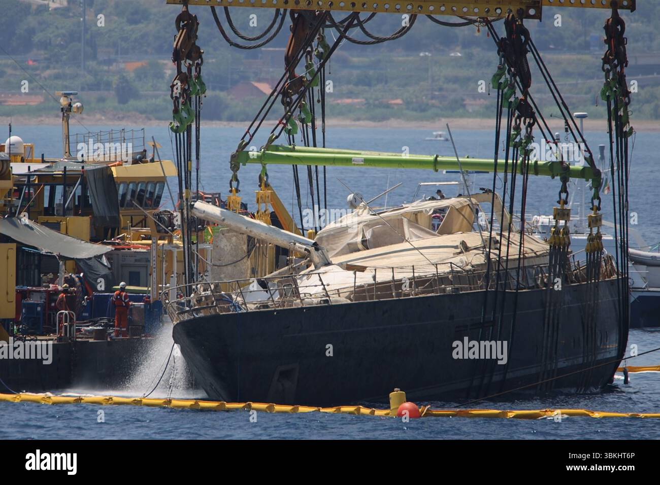 Porticello, Italia. 21st June, 2025. Relitto del Bayesian mentre viene ...