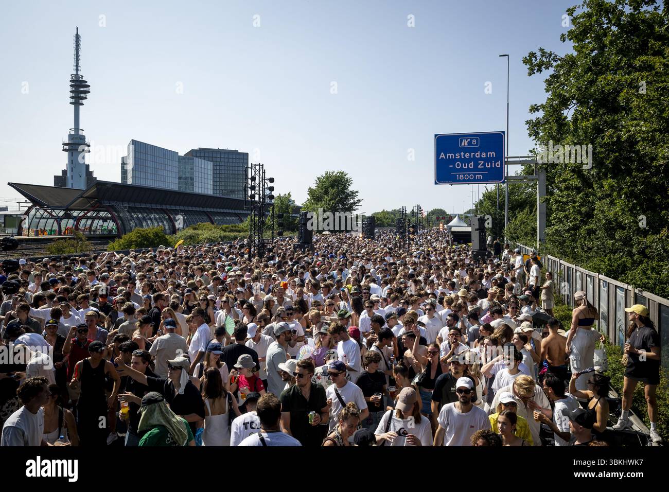 AMSTERDAM - Visitors to the Highway rave On the Ring on the car-free ...