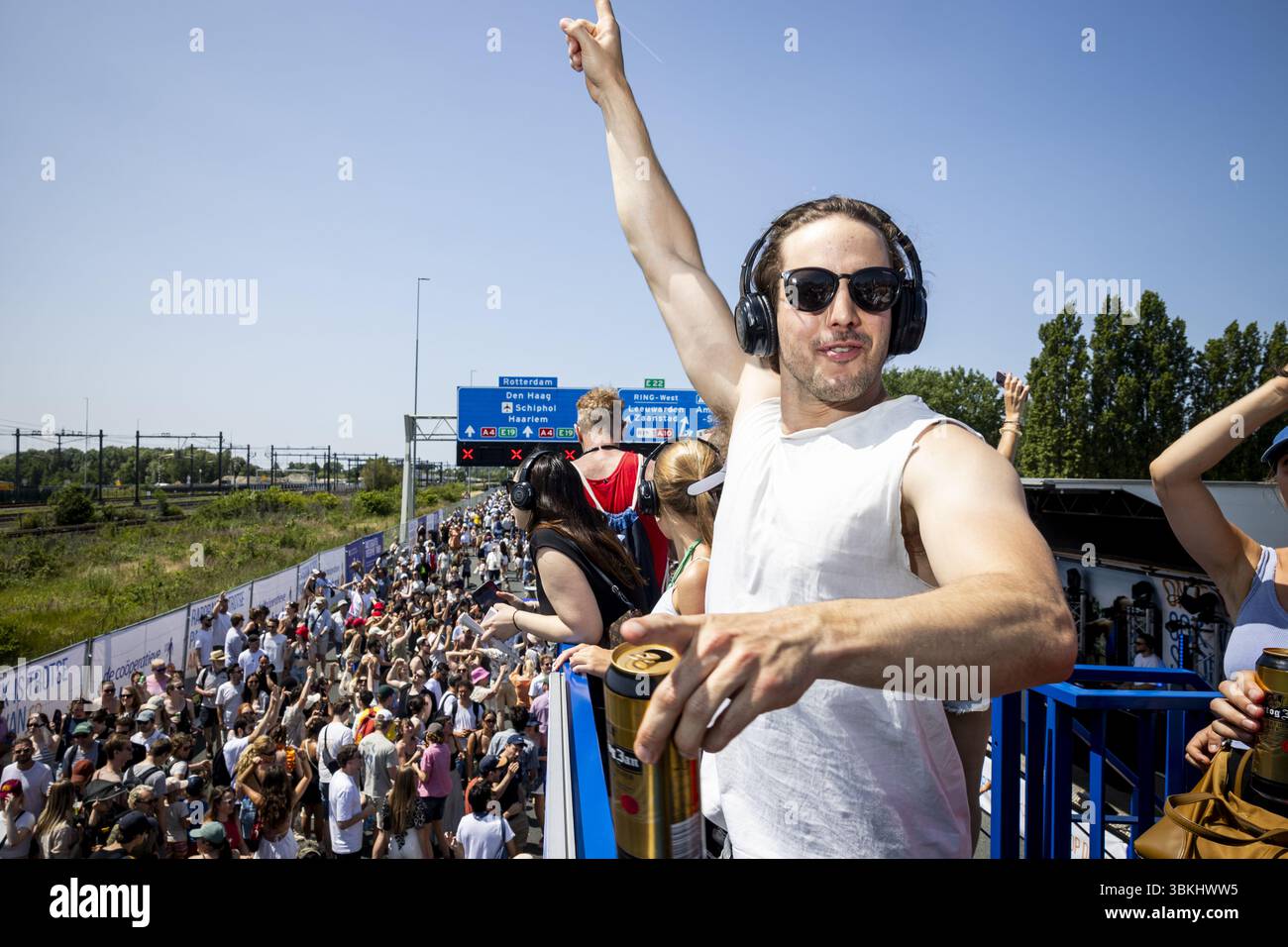 AMSTERDAM - Visitors to the Highway rave On the Ring on the car-free ...