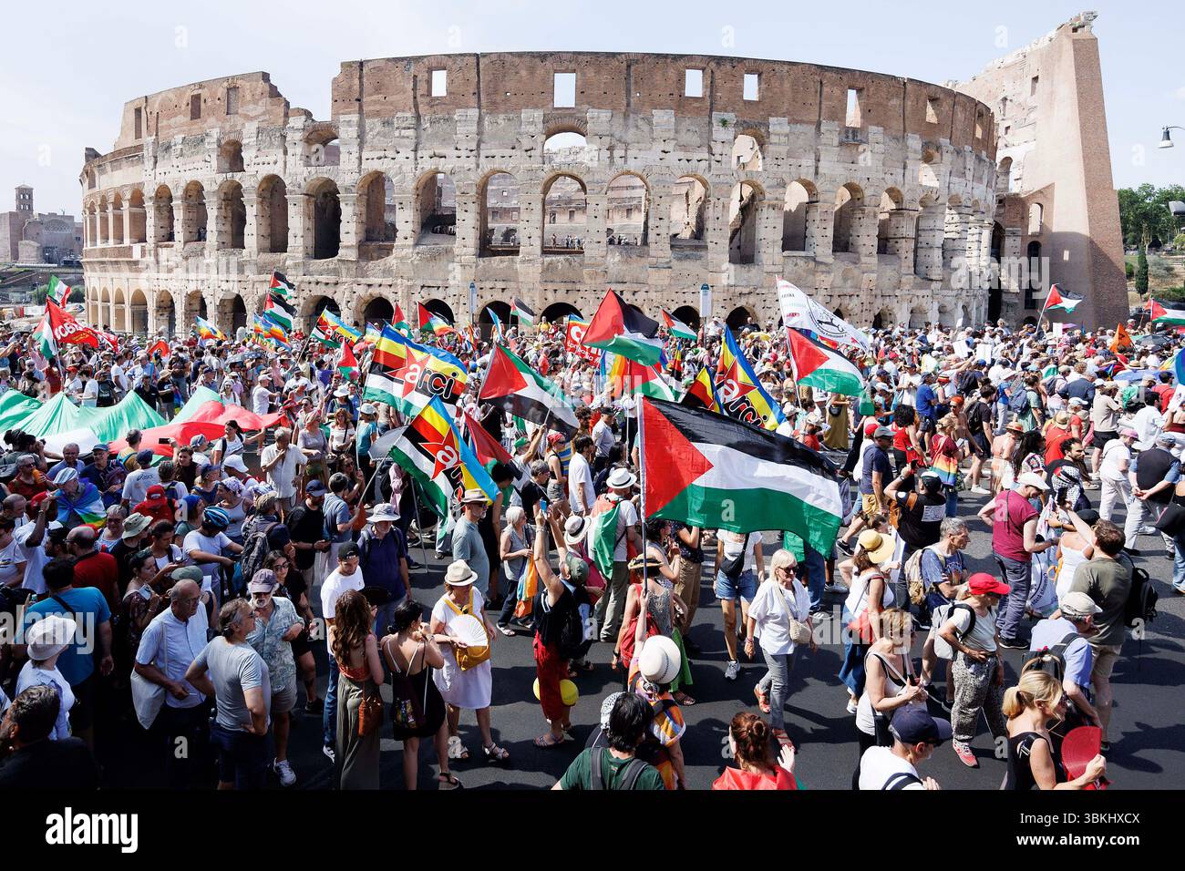 Roma, Italia. 21st June, 2025. La manifestazione contro la guerra e il ...