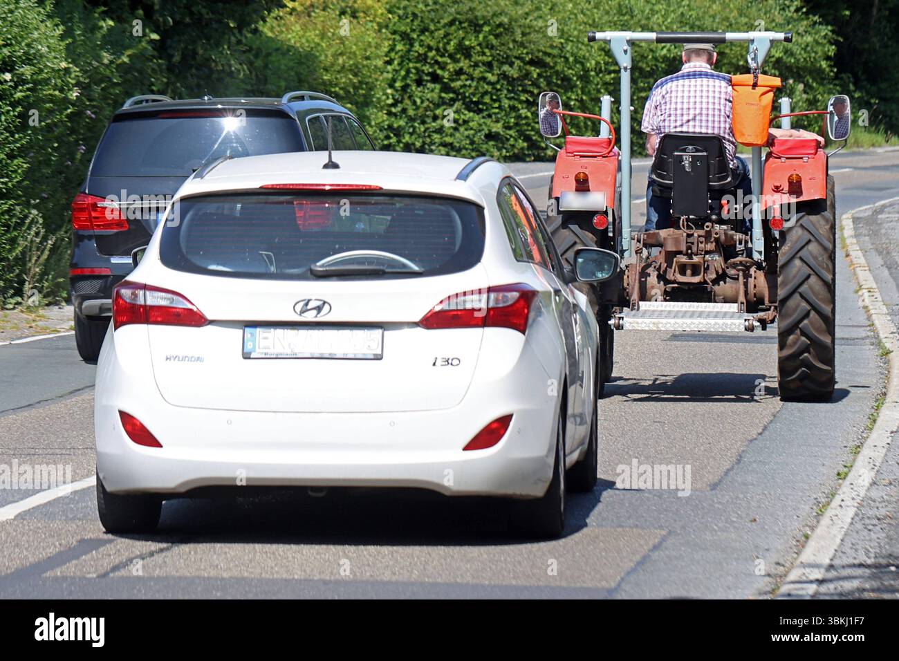 Überholmanöver auf engen Straßen Ein PKW überholt ein langsames ...