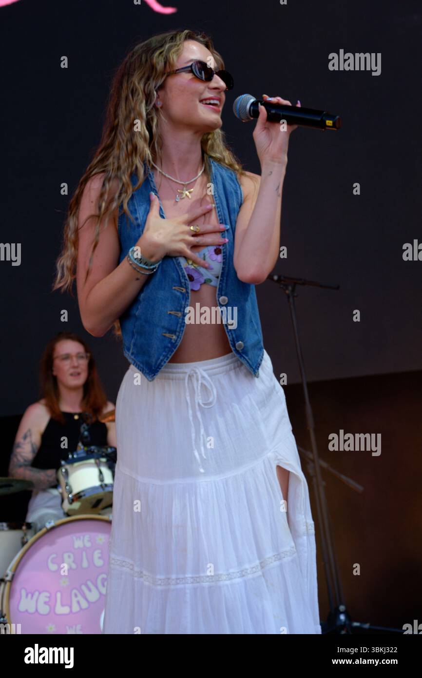 Woodstock, Oxfordshire, UK. 21 June 2025. Remember Monday perform ...