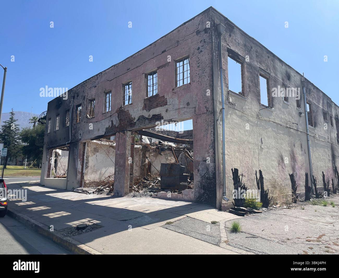 Photo by: STRF/STAR MAX/IPx 2025 6/14/25 The aftermath of fire damage ...