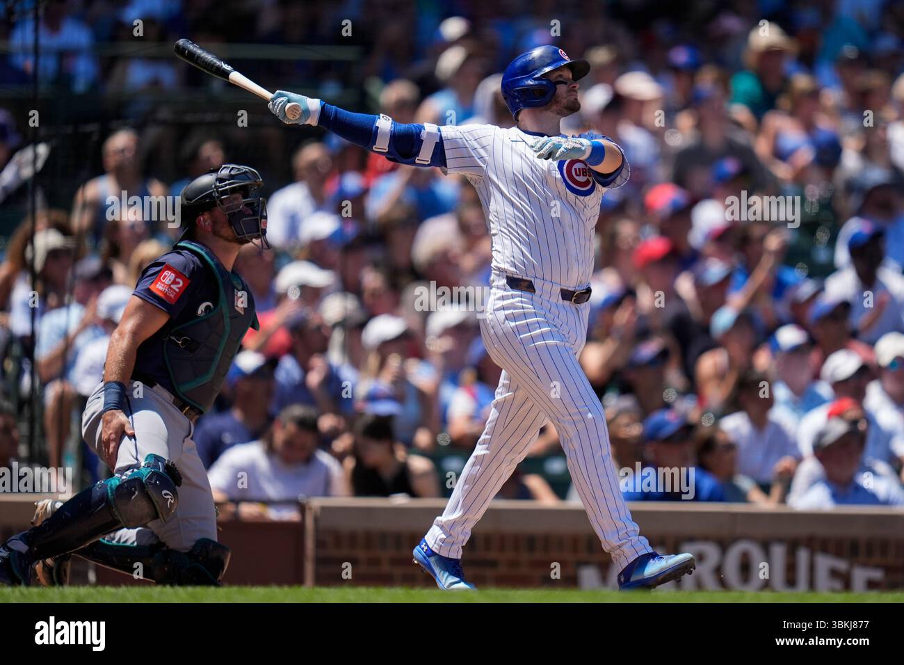 Chicago Cubs' Ian Happ (8) hits a three-run home run during the second ...