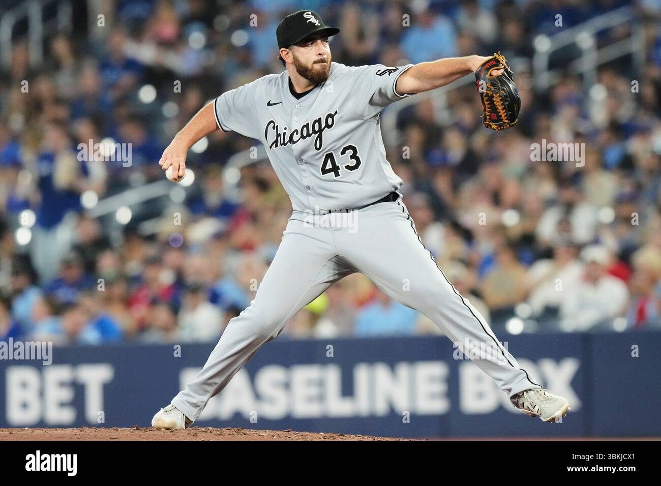 Chicago White Sox pitcher Aaron Civale (43) works against Toronto Blue ...