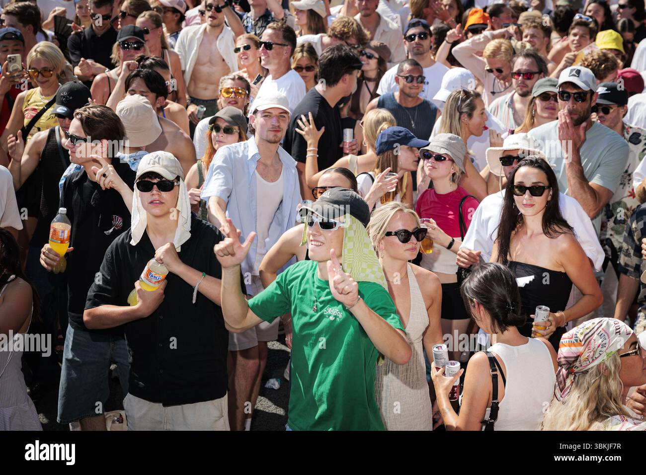 AMSTERDAM - Visitors to the Highway rave On the Ring on the car-free ...