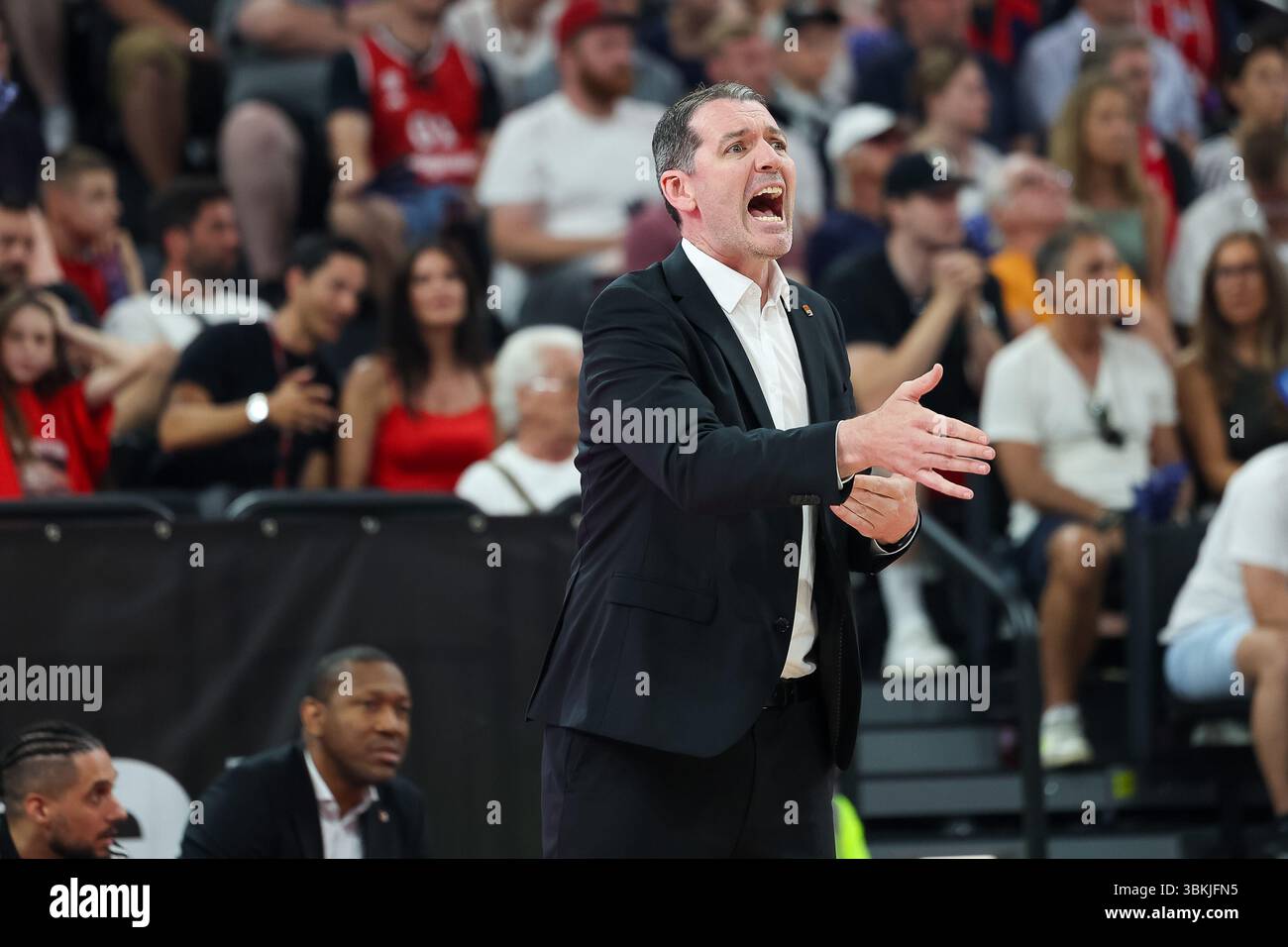 Ty Harrelson (Ratiopharm Ulm, Chef-Trainer) gestikuliert, Emotionen ...