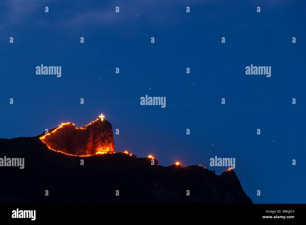 Sonnenwendfeuer am Achensee Bergfeuer zur Sommersonnenwende sind an den ...