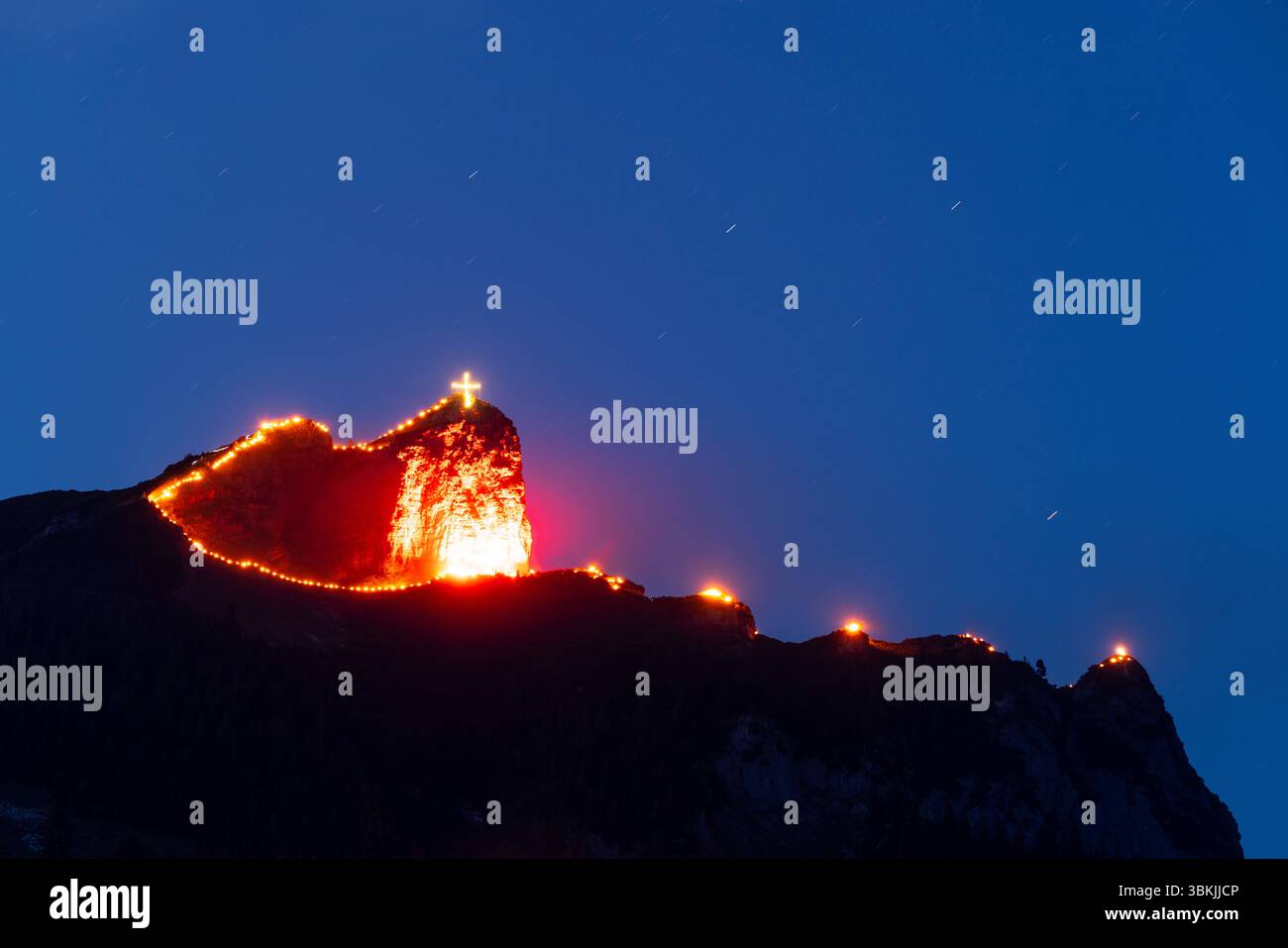 Sonnenwendfeuer am Achensee Bergfeuer zur Sommersonnenwende sind an den ...