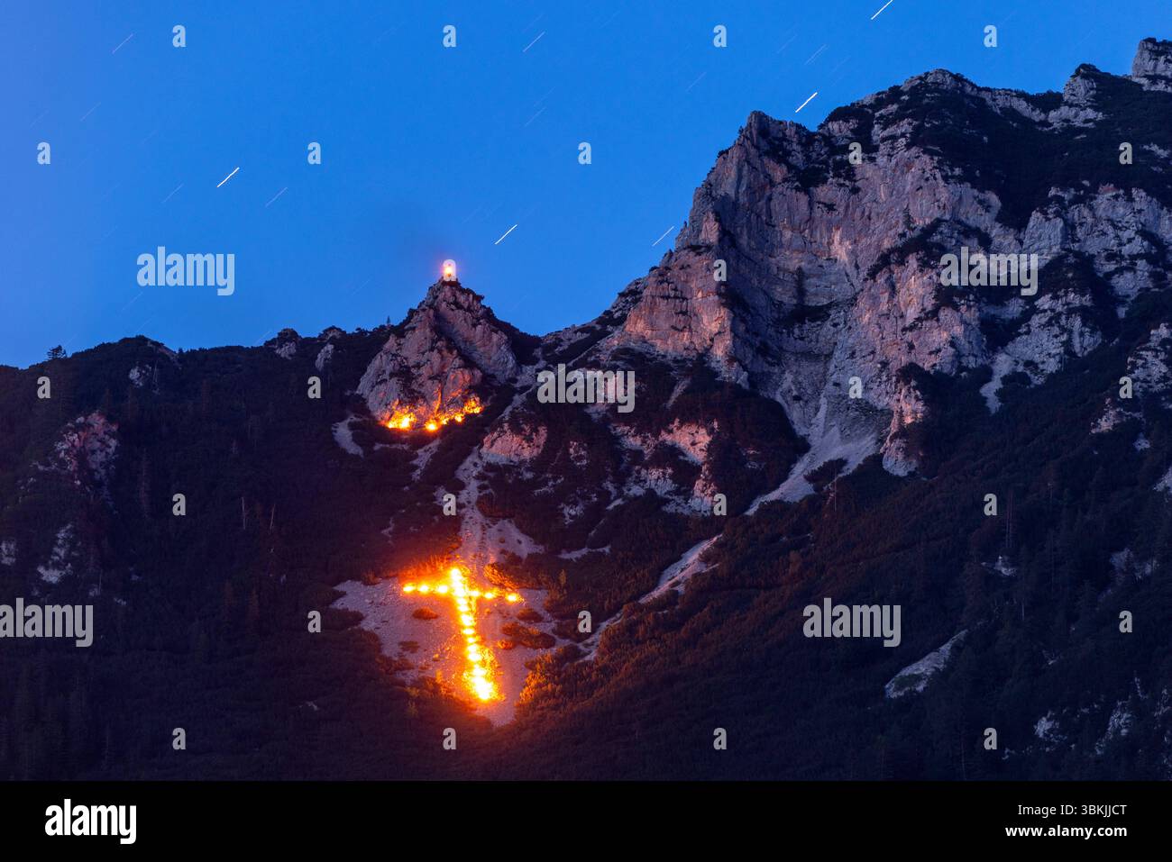 Sonnenwendfeuer am Achensee Bergfeuer zur Sommersonnenwende brennen an ...