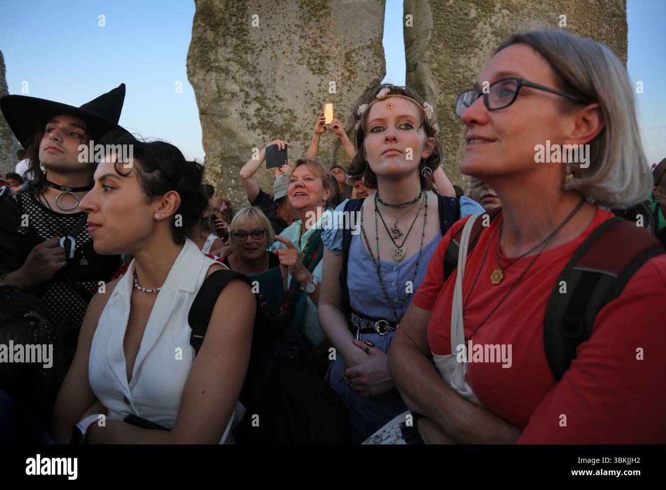 June 20, 2025, Salisbury, England, UK: Visitors watch as the suns ...