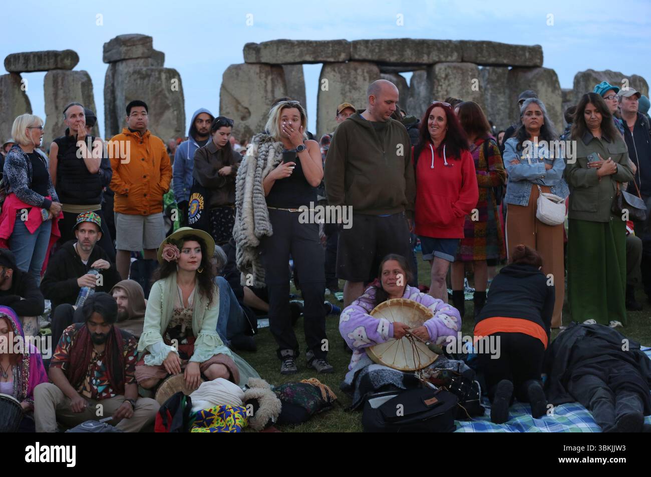 Salisbury, England, UK. 21st June, 2025. Visitors watch as the suns ...