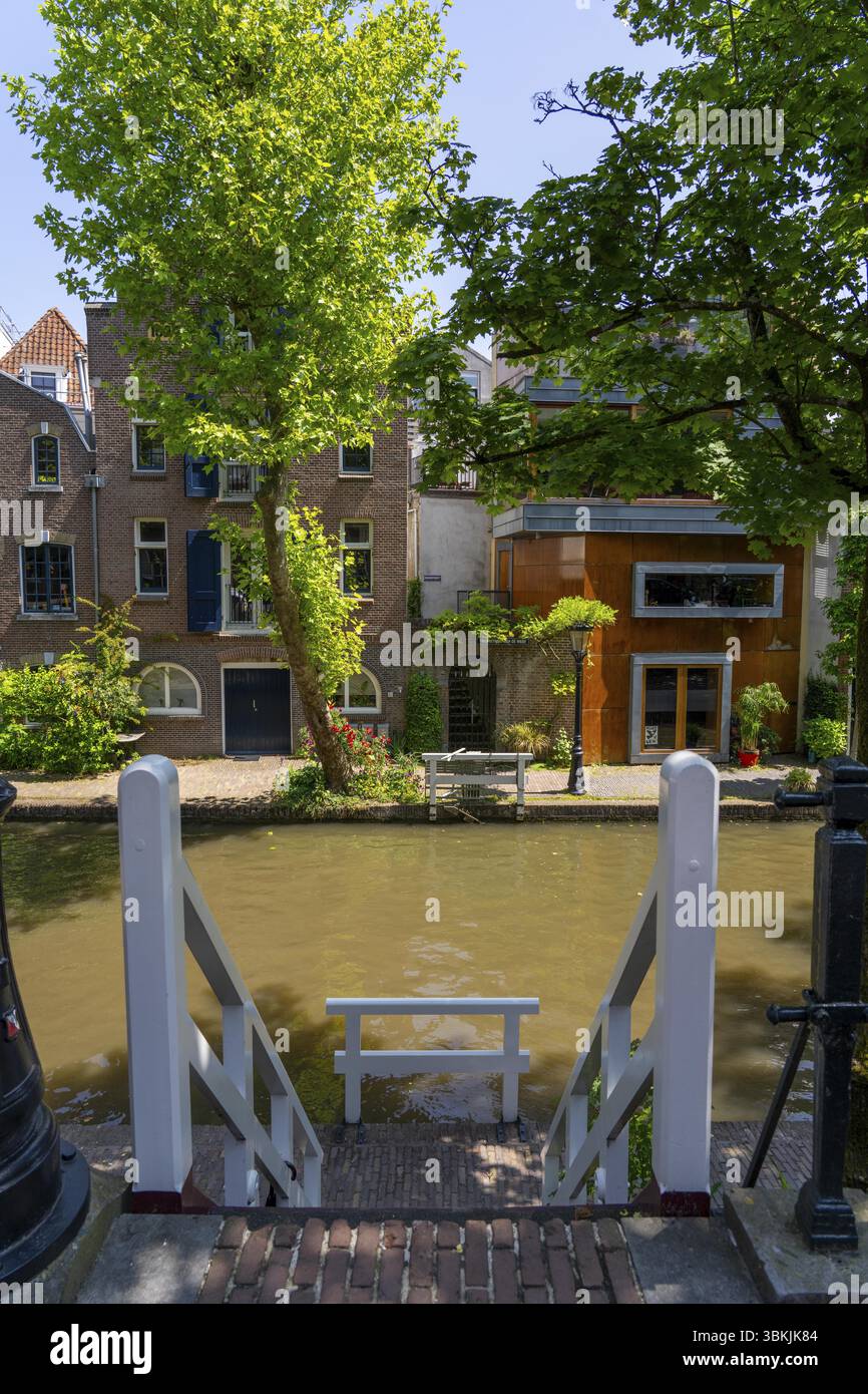 Residential buildings, living on the Oudegracht, in the southern ...