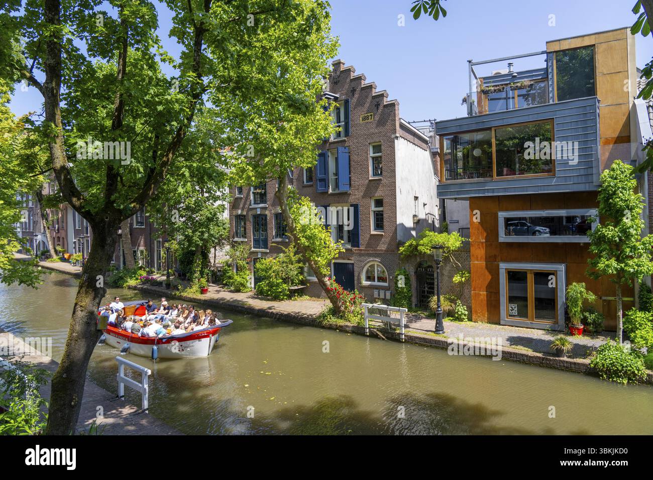 Residential buildings, living on the Oudegracht, in the southern ...