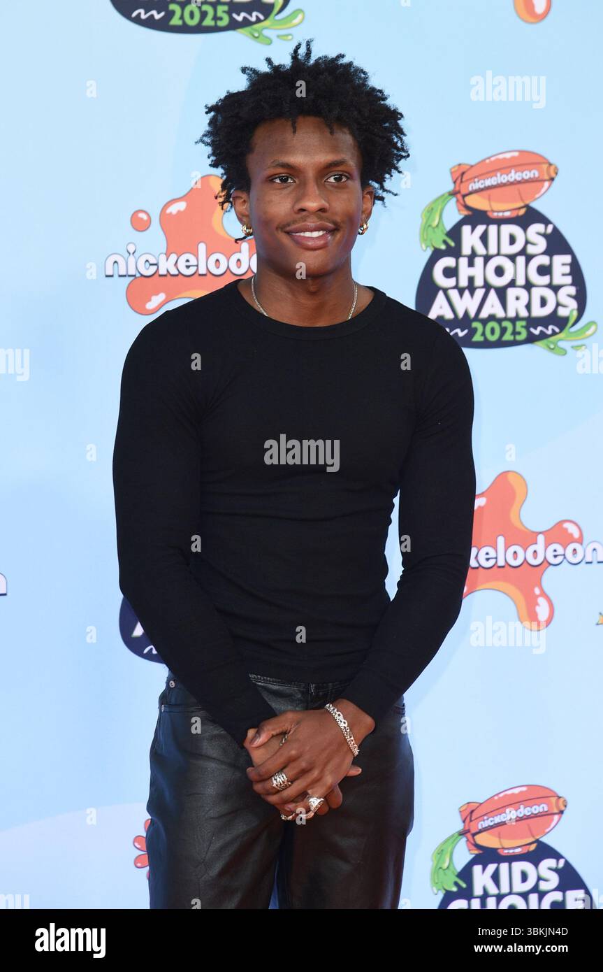 Israel Johnson arrives at the Nickelodeon Kids' Choice Awards on ...