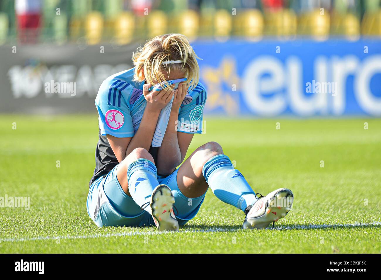 Tarnobrzeg, Poland. 21th June, 2025. Saga Andersson crying after lost ...