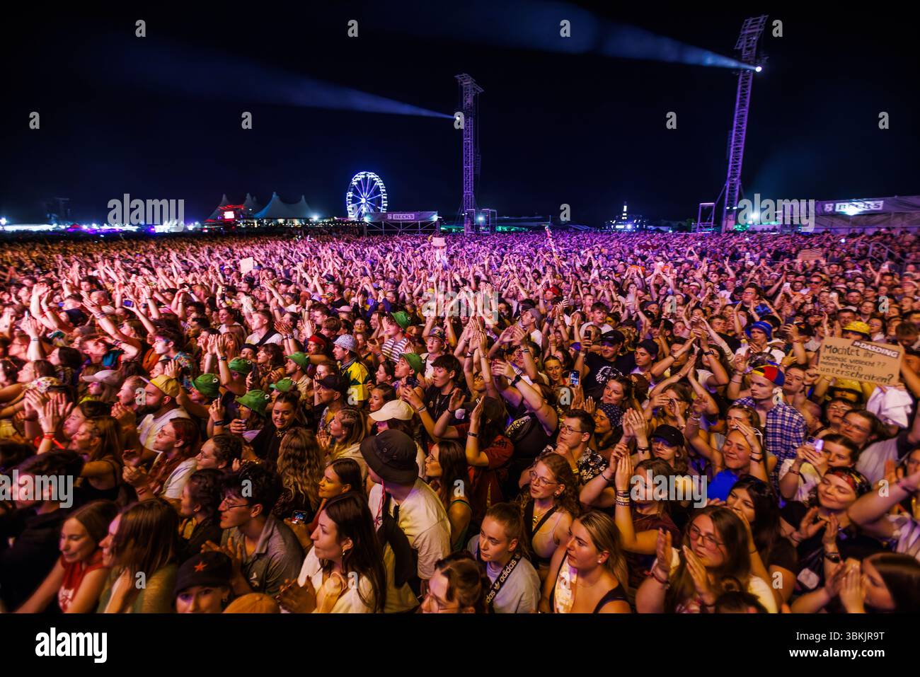 Neuhausen Ob Eck, Germany. 21st June, 2025. Spectators celebrate the band AnnenMayKantereit ...