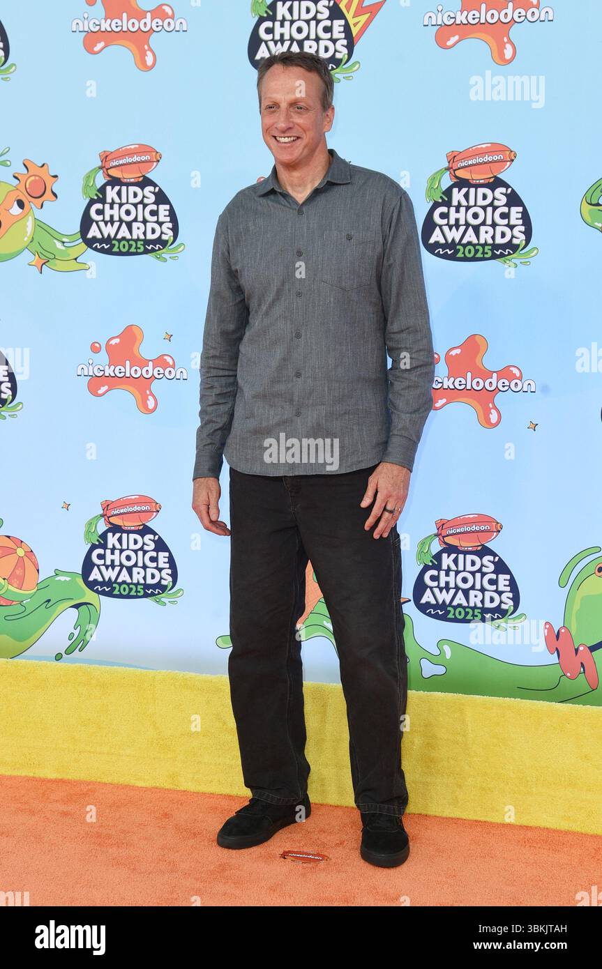 Tony Hawk arrives at the Nickelodeon Kids' Choice Awards on Saturday ...