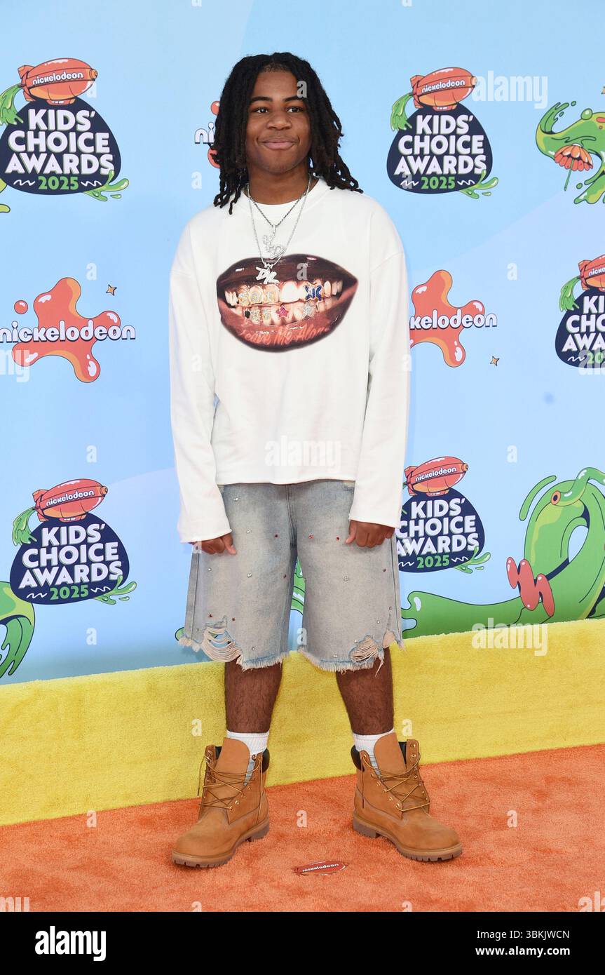 Dylan Gilmer arrives at the Nickelodeon Kids' Choice Awards on Saturday ...