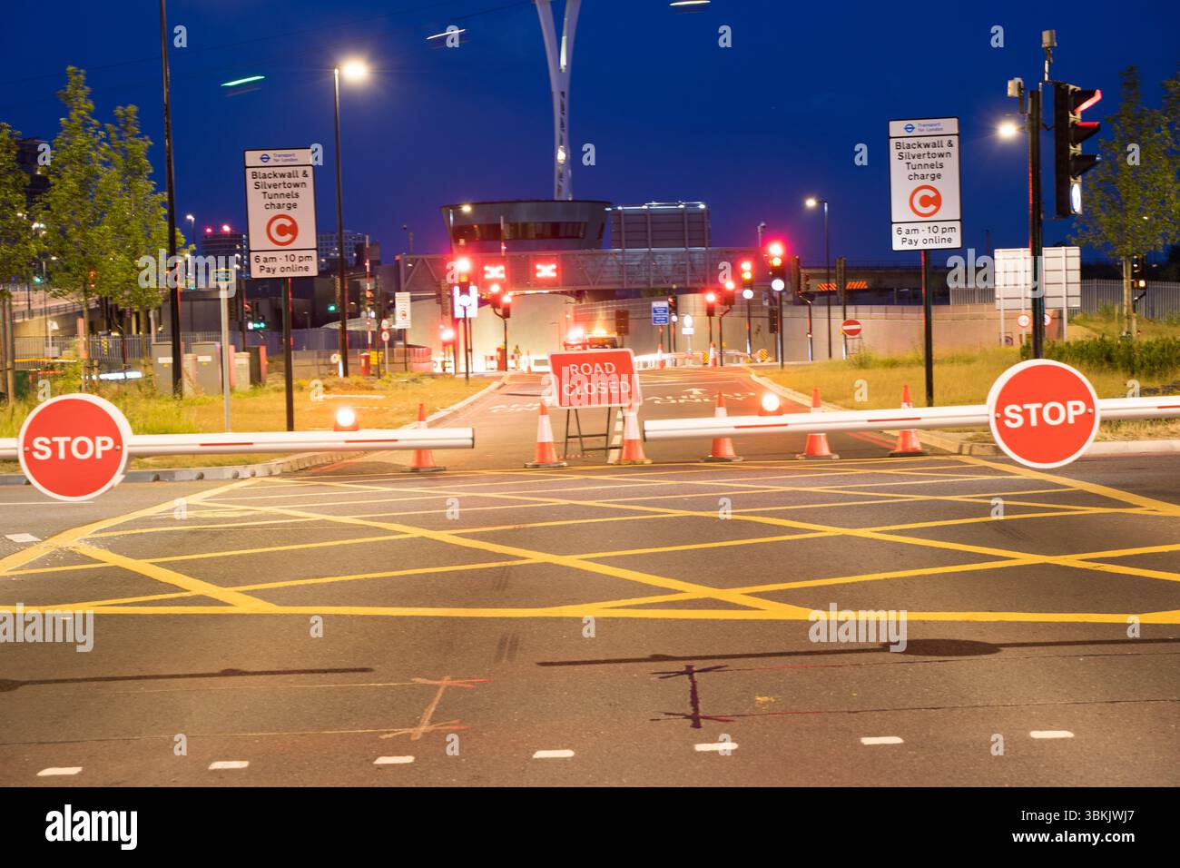 Stop sign tunnel closure hi-res stock photography and images - Alamy