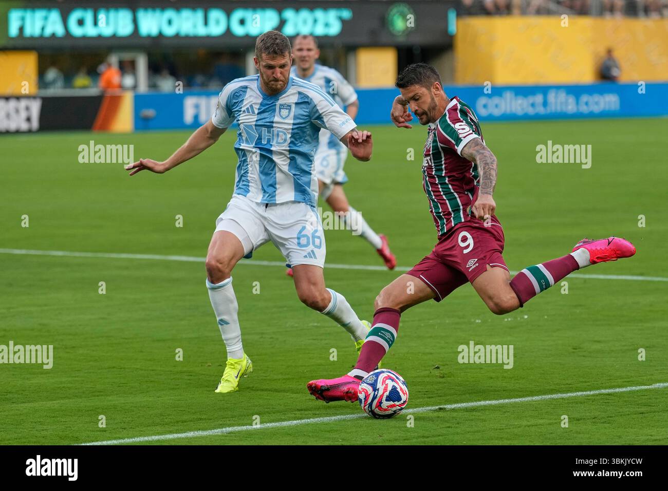 Fluminense's Everaldo (9) controls the ball against Ulsan HD's Mi osz Trojak (66) during the ...
