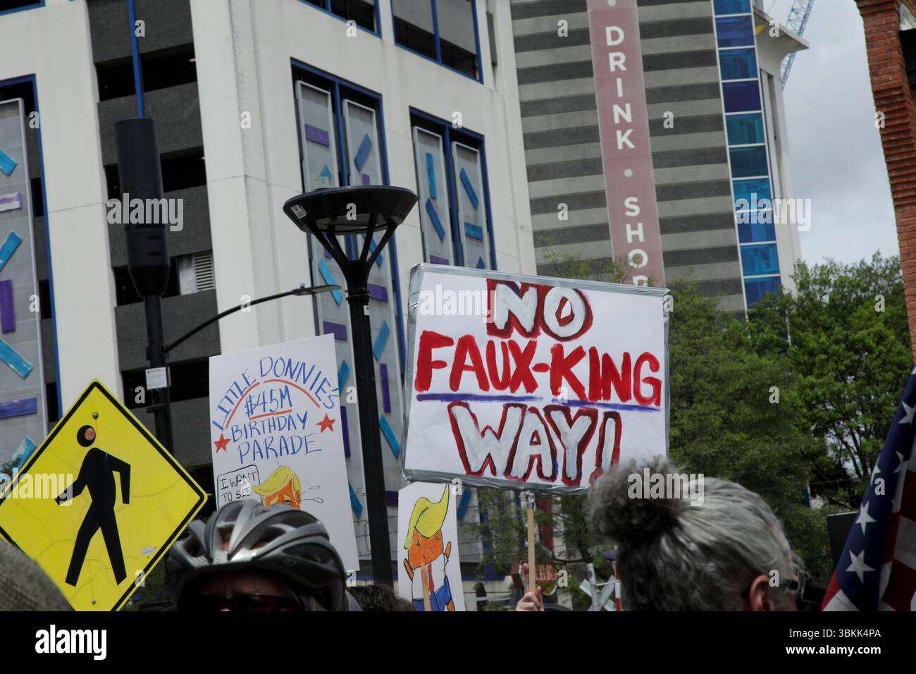 No kings day protest signs hi-res stock photography and images - Alamy